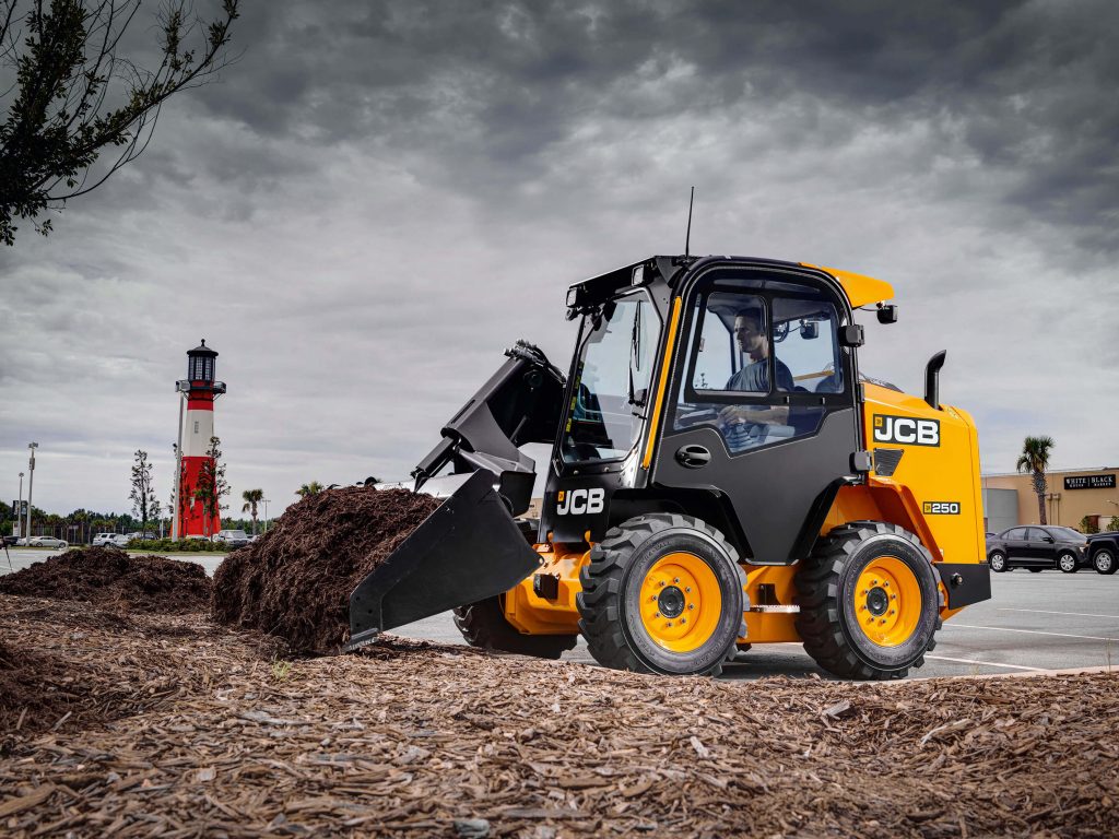 JCB lancia i nuovi skid monobraccio ad alta visibilità - Sillabario